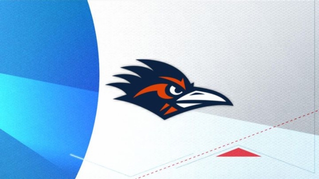 Elle Duncan startled by mascot on 'College GameDay' set - Stream the ...